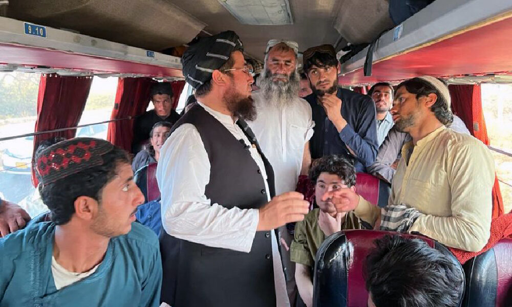 26 Afghan prisoners return home from Pakistan | Ariana News ...