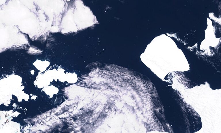 World's largest iceberg breaks free, heads toward Southern Ocean ...