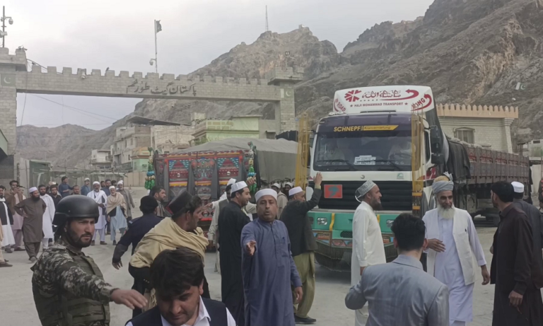 Trade resumes as Afghanistan and Pakistan reopen key Torkham border ...