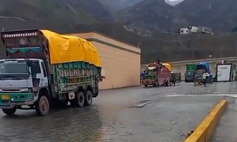 UN sends nine humanitarian aid containers toward Torkham crossing ...